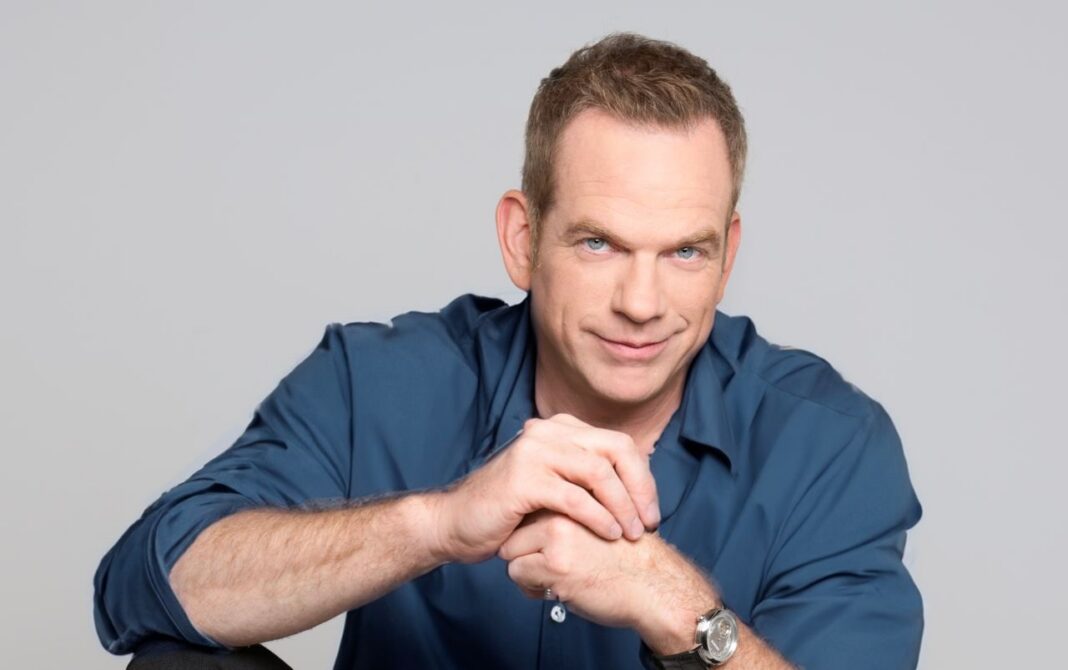 Charismatický šansoniér GAROU se vrací do Prahy - Instinkt